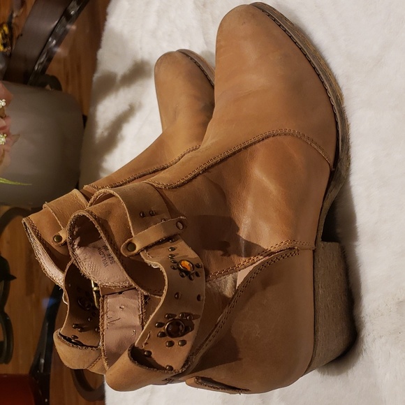 Betsey Johnson | Shoes | Betsy Johnson 9 Beige Ancle Boots | Poshmark